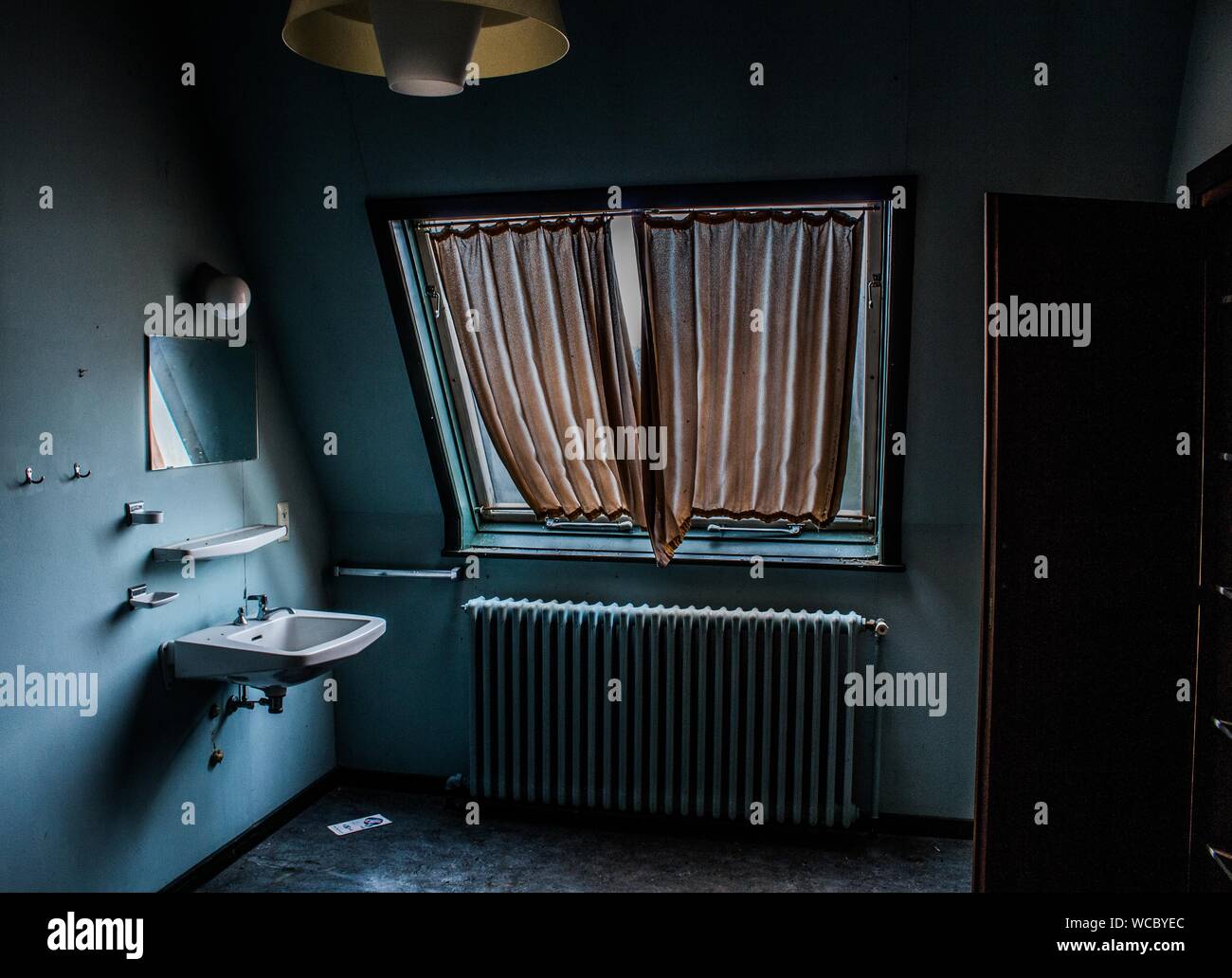 Wash basin hi-res stock photography and images - Alamy