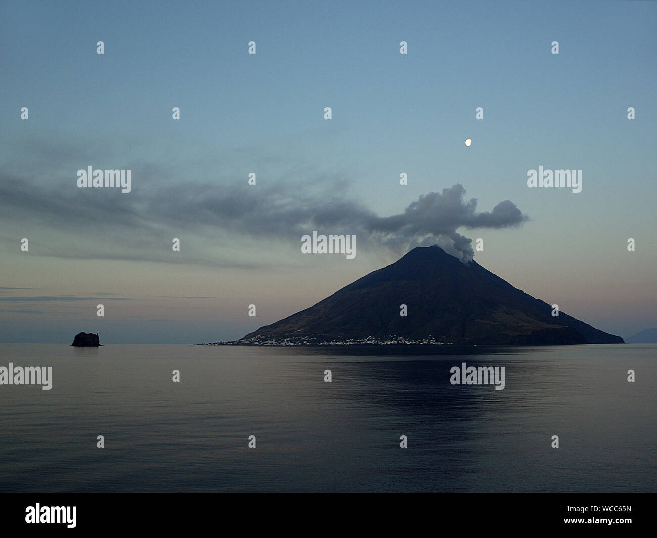 Stromboli view hi-res stock photography and images - Alamy