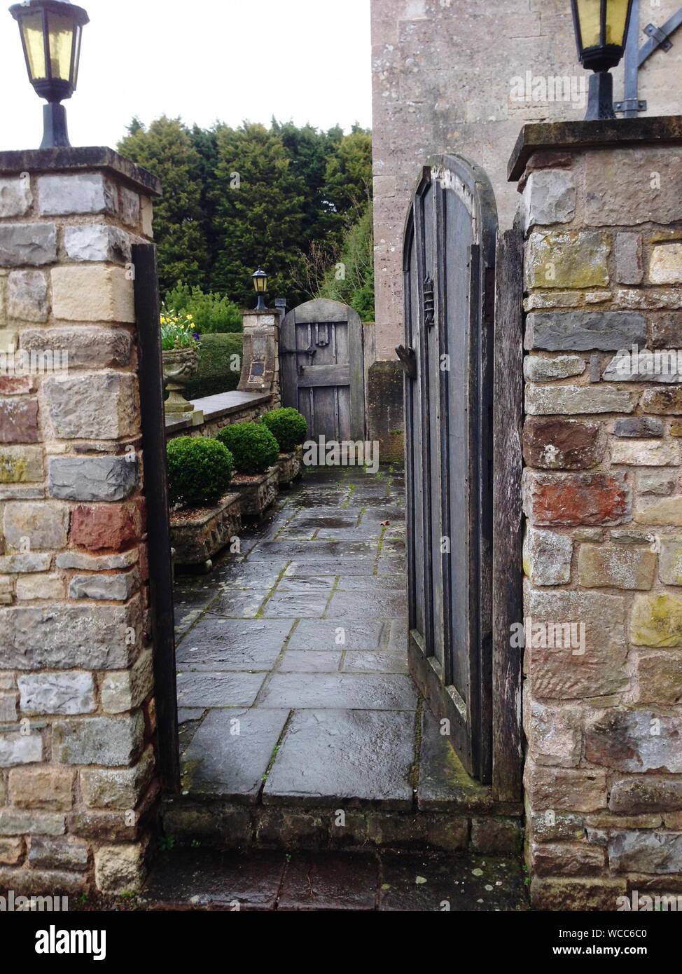 Open gate of house hi-res stock photography and images - Alamy