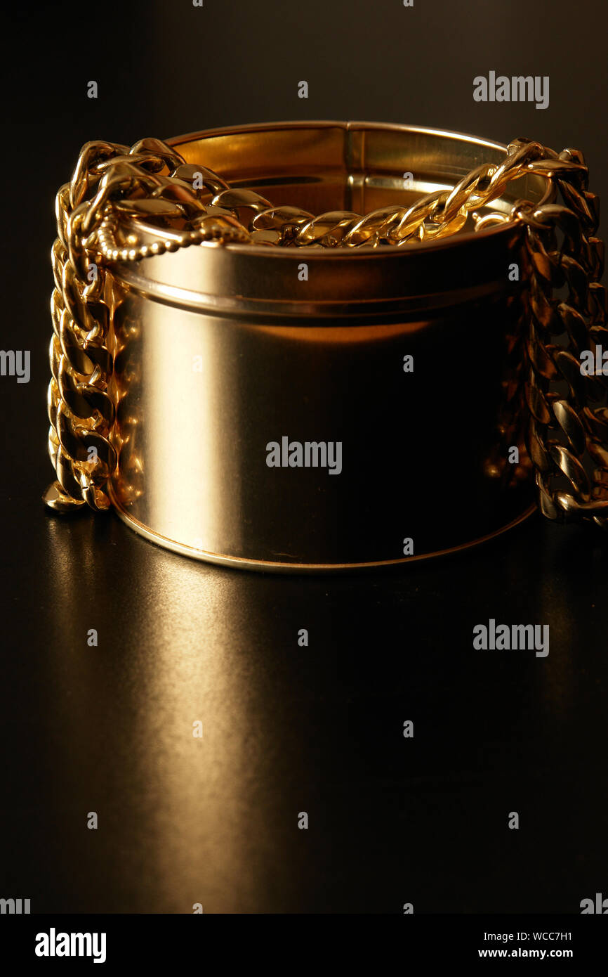 Gold chains hi-res stock photography and images - Alamy