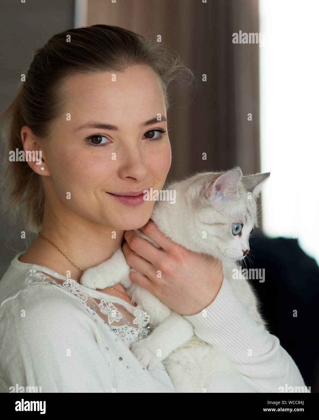 Smiling cat hi-res stock photography and images - Alamy
