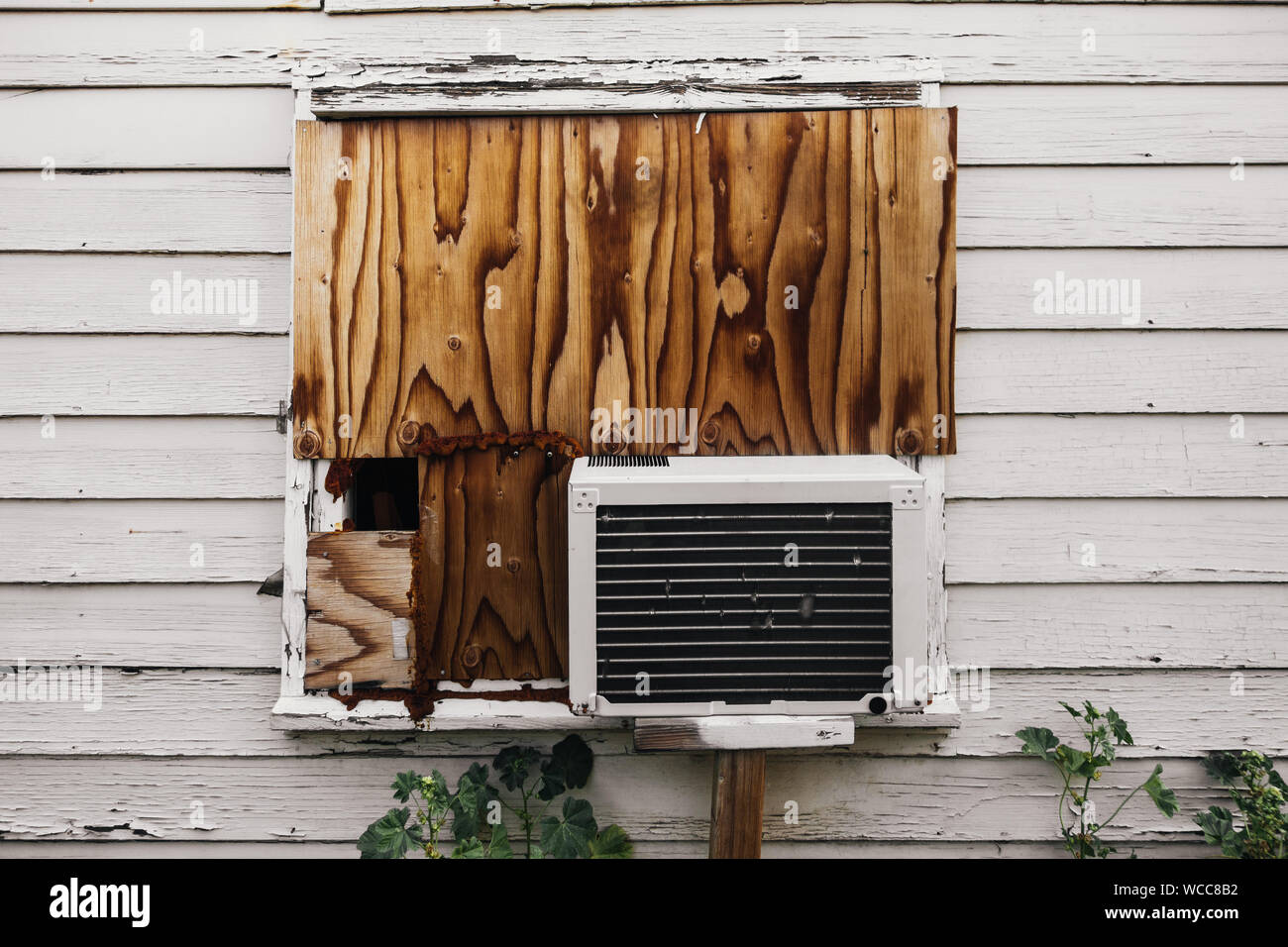 Air Conditioner Window High Resolution Stock Photography and Images - Alamy