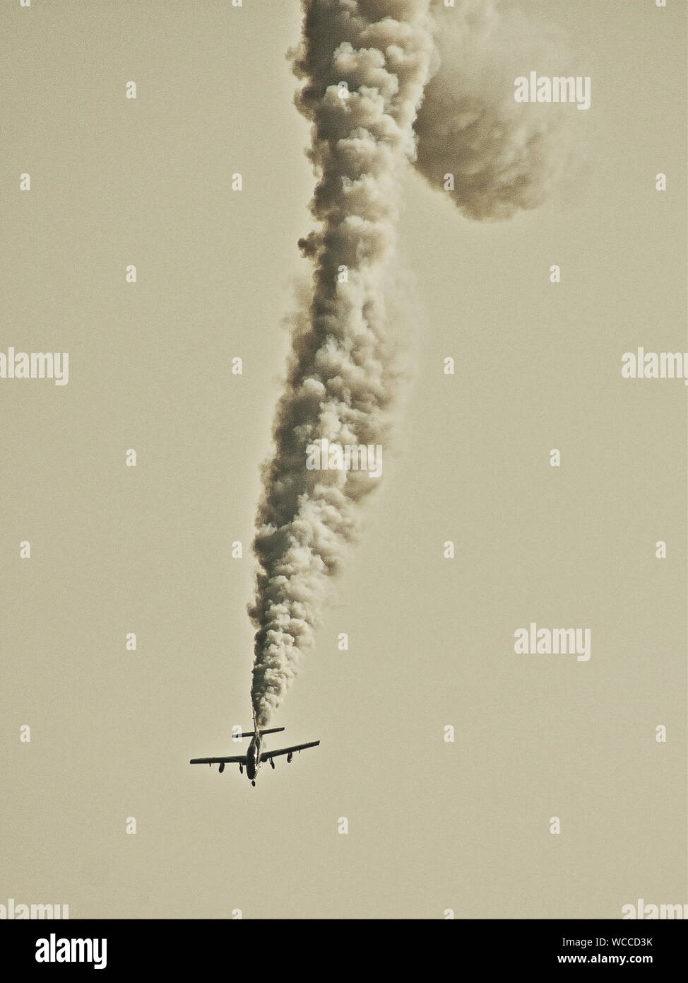 Airplane in smoke hi-res stock photography and images - Alamy