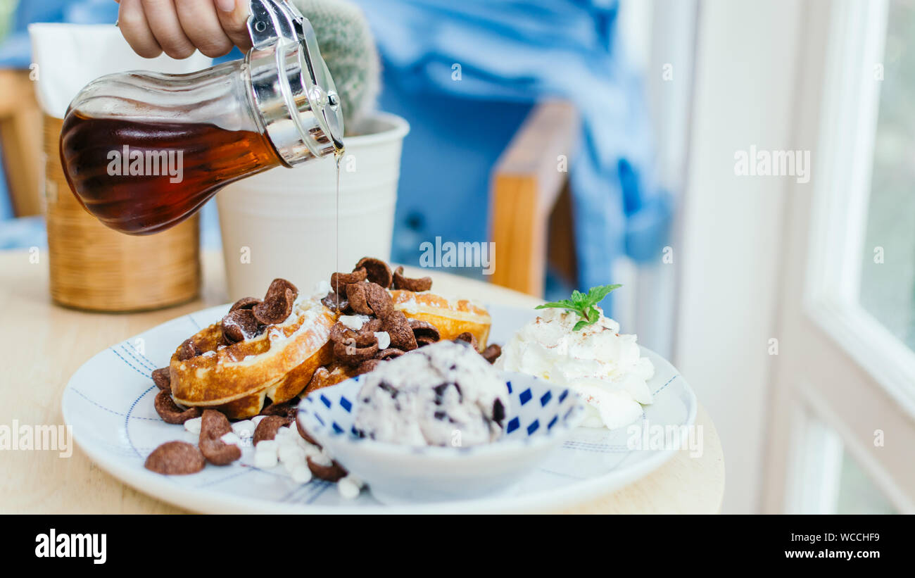 Syrup pouring hi-res stock photography and images - Alamy