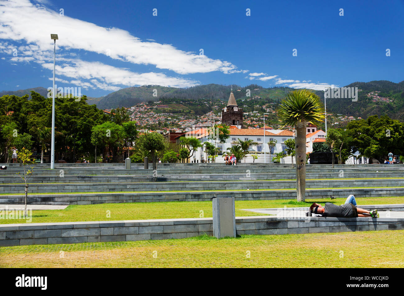 People relaxing in the green park hi-res stock photography and images ...