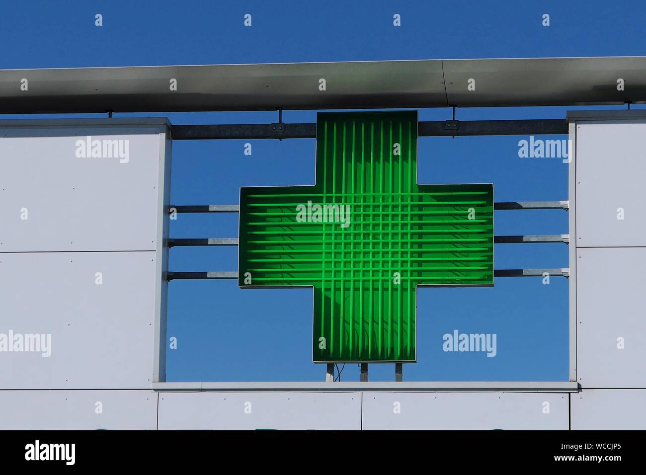 Hospital building exterior day cross hi-res stock photography and ...