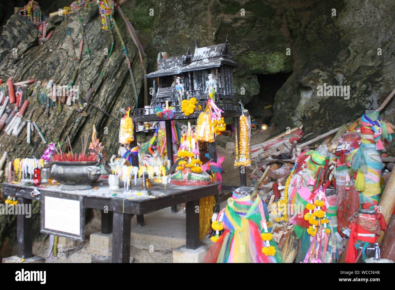 Offering offerings shrine religious hi-res stock photography and images ...