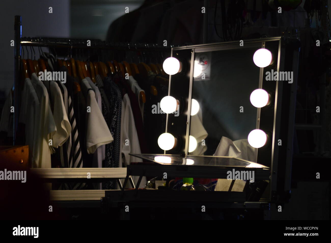 Light bulbs fashion backstage mirror hi-res stock photography and ...