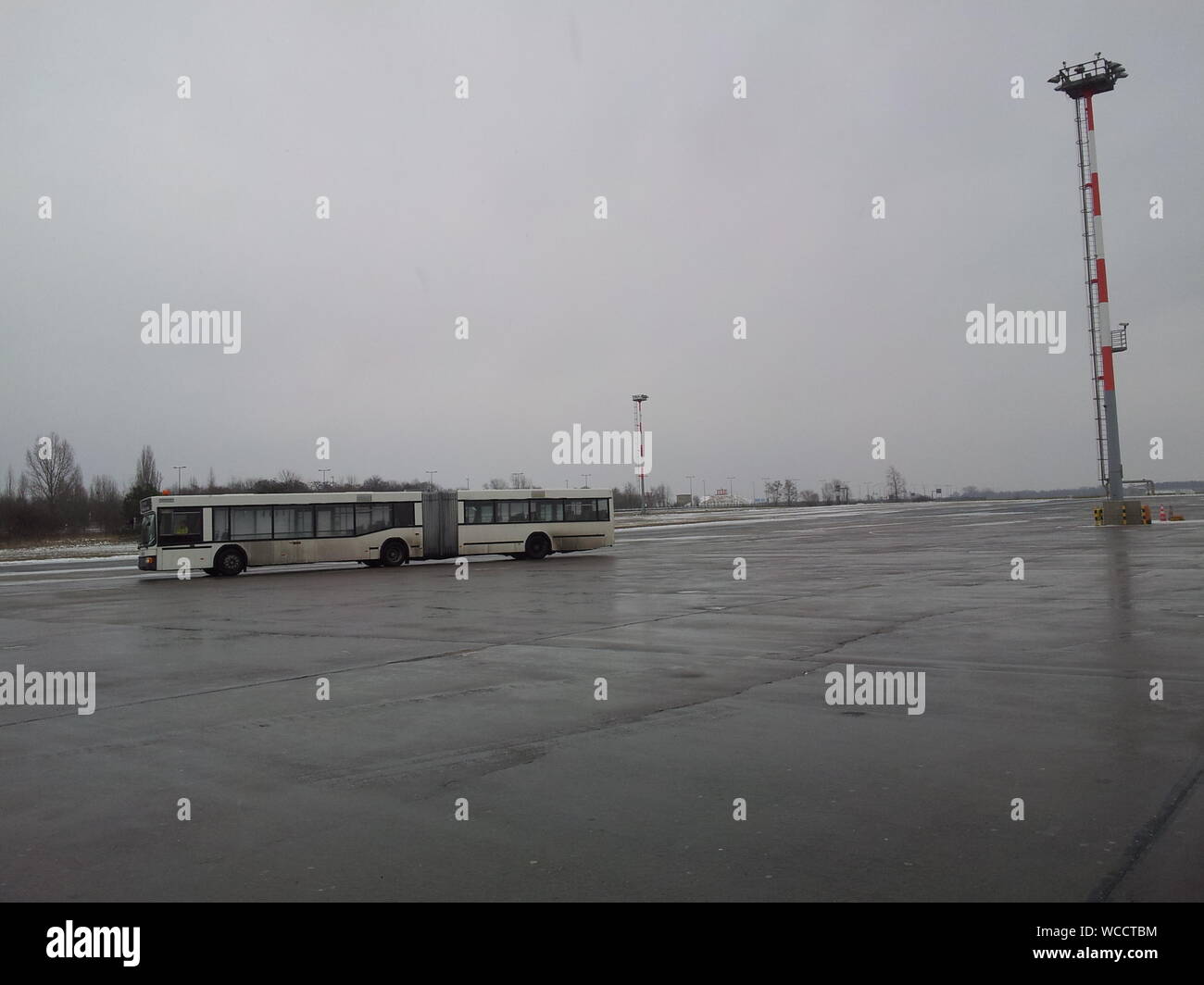 White bus hi-res stock photography and images - Alamy