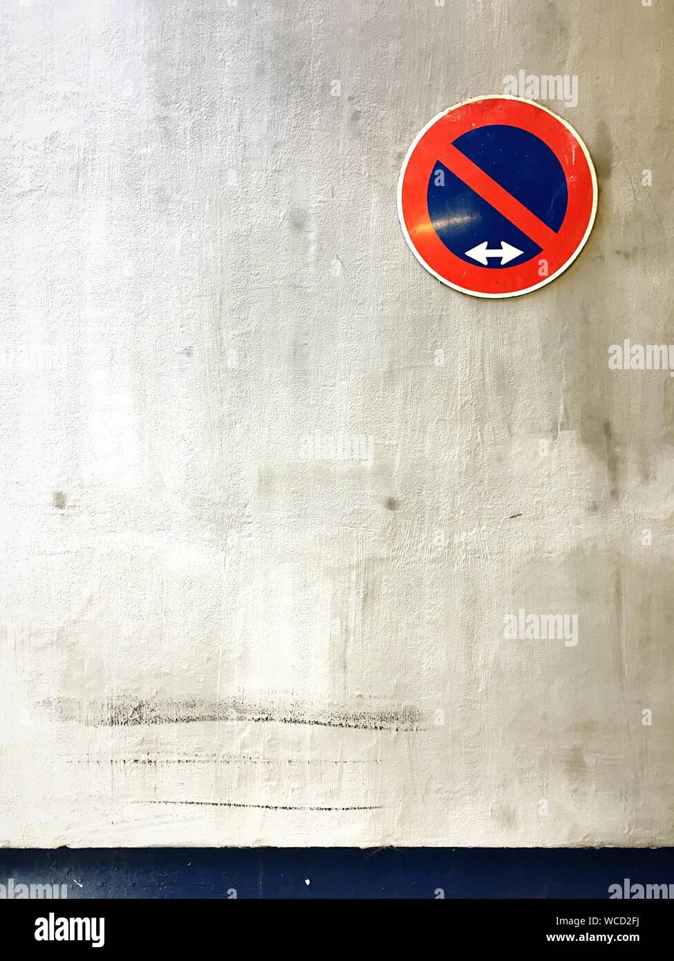 Directional circle hi-res stock photography and images - Alamy