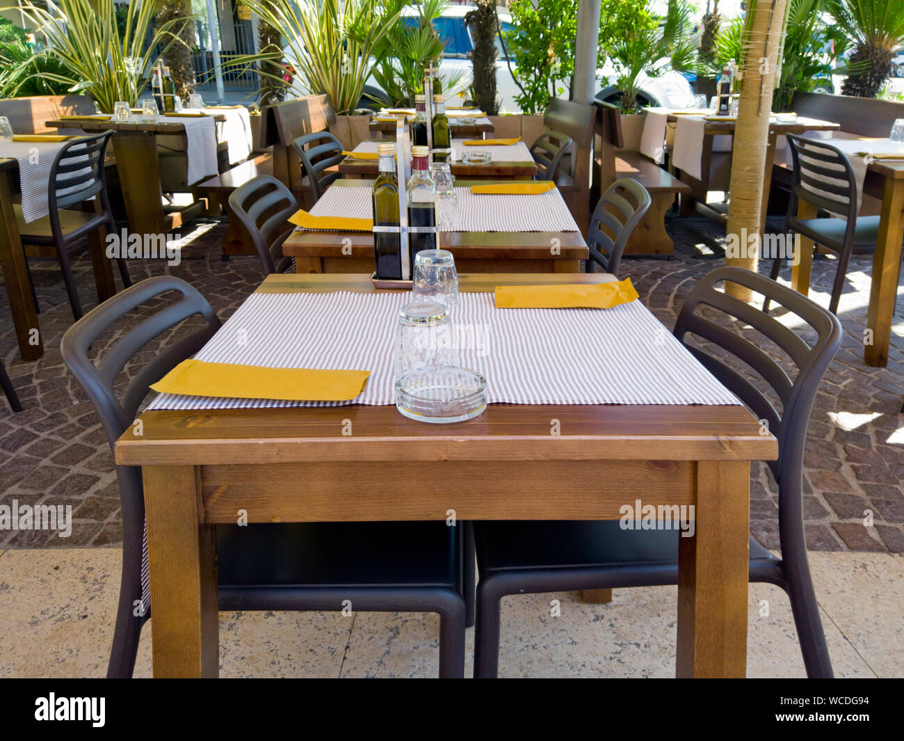 Empty cafeteria interior shot hi-res stock photography and images - Alamy