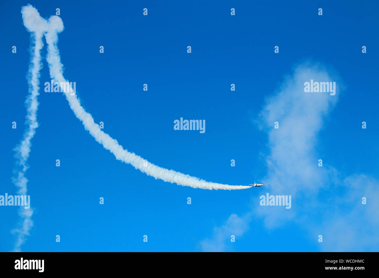 Airplane trails hi-res stock photography and images - Alamy