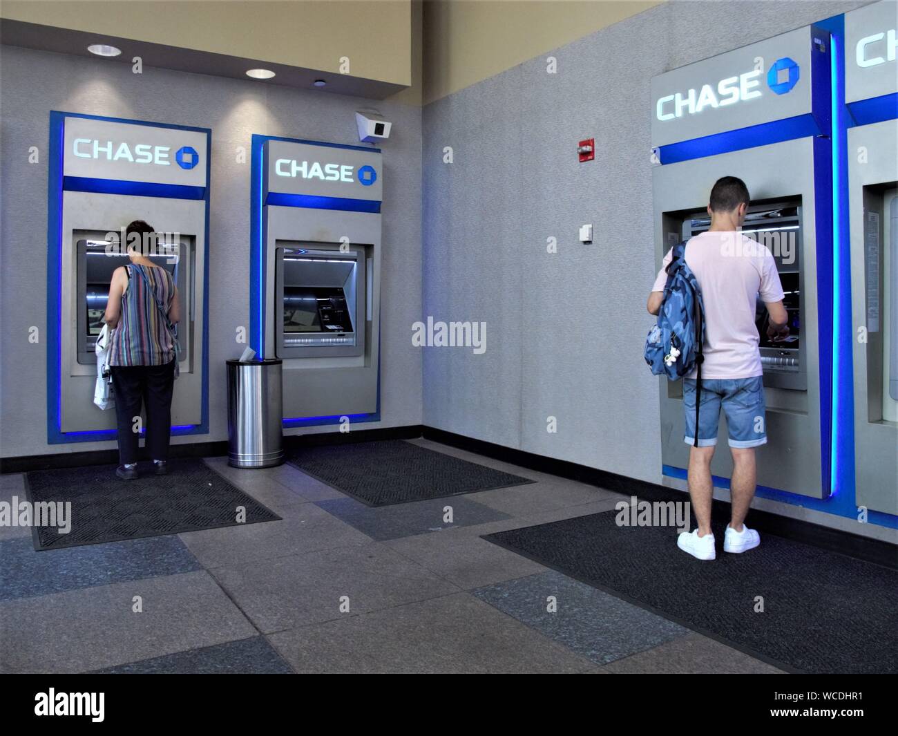 PEOPLE IN FRONT OF AN AUTOMATIC CHASE BANK MACHINE Stock Photo - Alamy