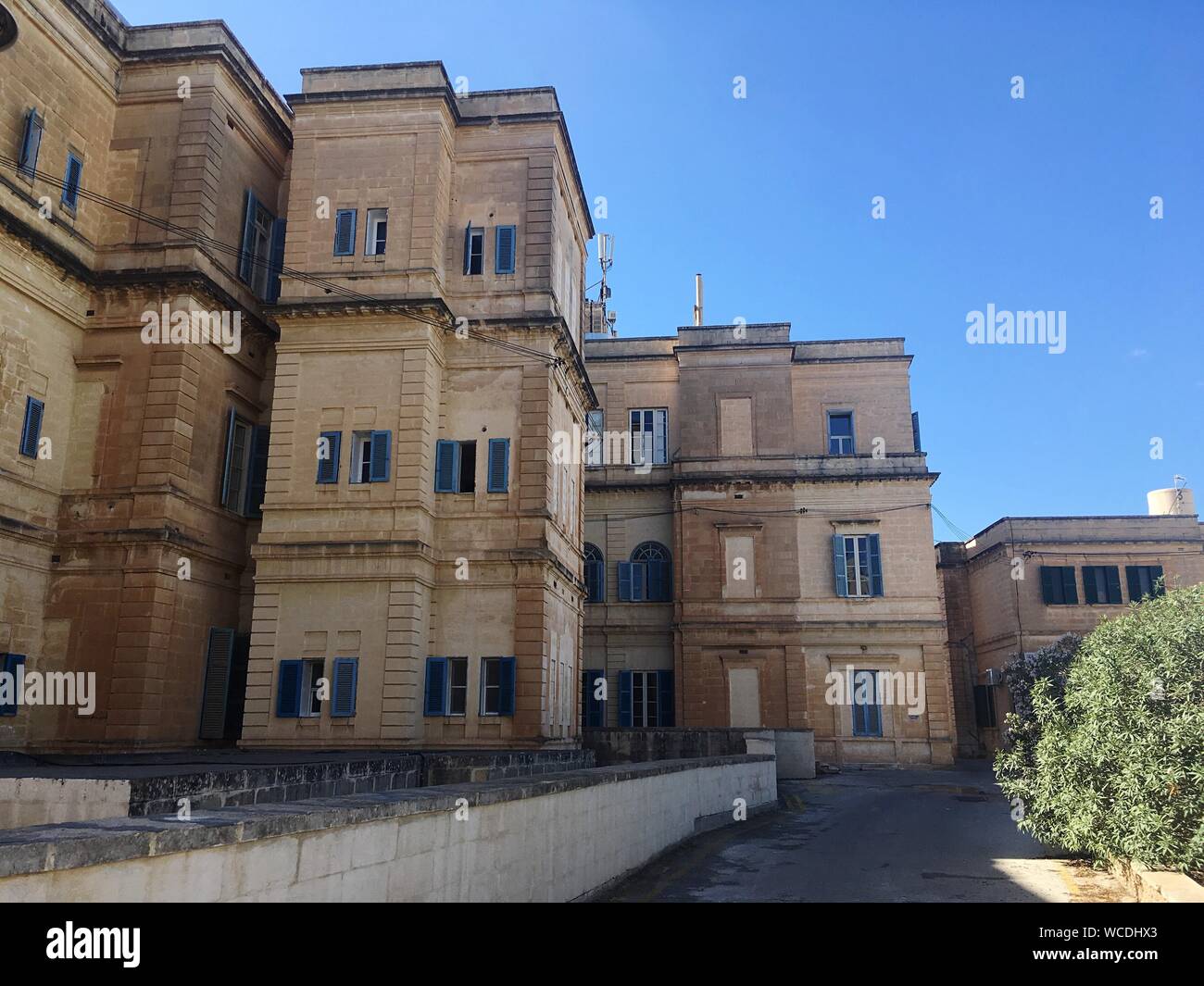 Buildings walkway hi-res stock photography and images - Alamy