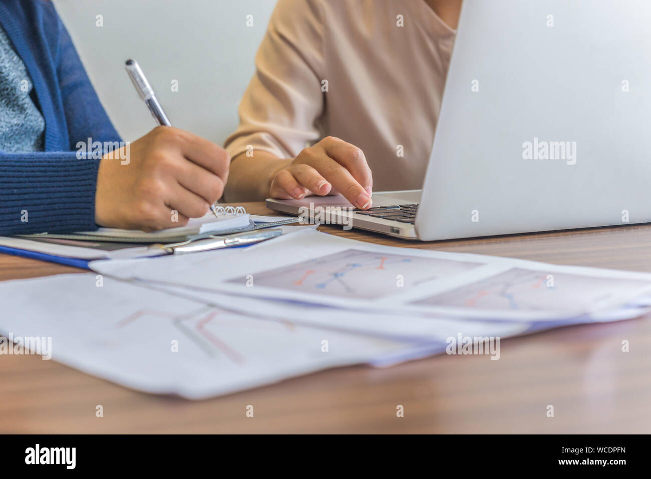 Two women hands typing hi-res stock photography and images - Alamy