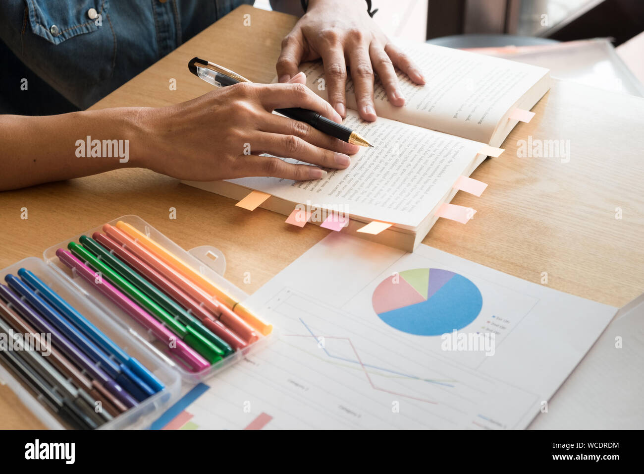 Student reading paper hi-res stock photography and images - Alamy