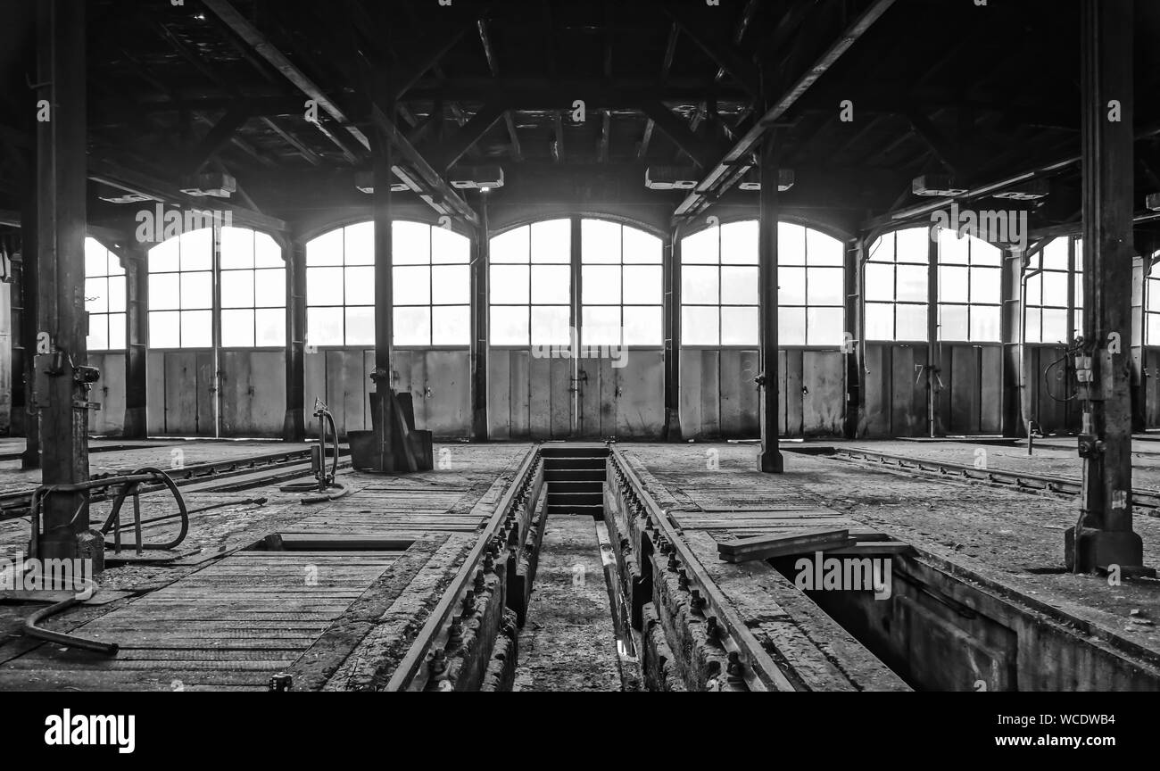 Run down warehouse hi-res stock photography and images - Alamy