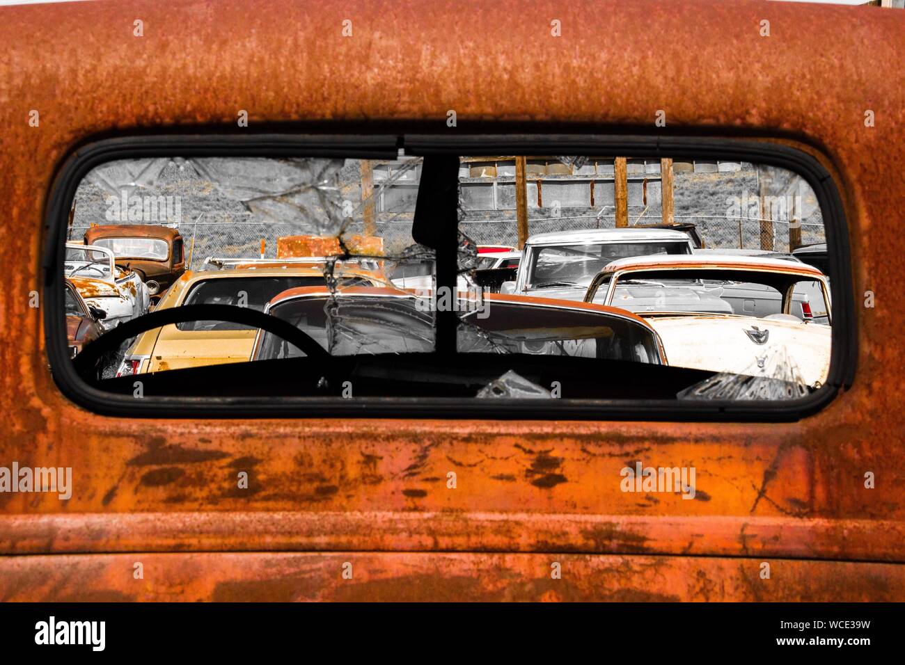Abandoned car in garage hi-res stock photography and images - Alamy