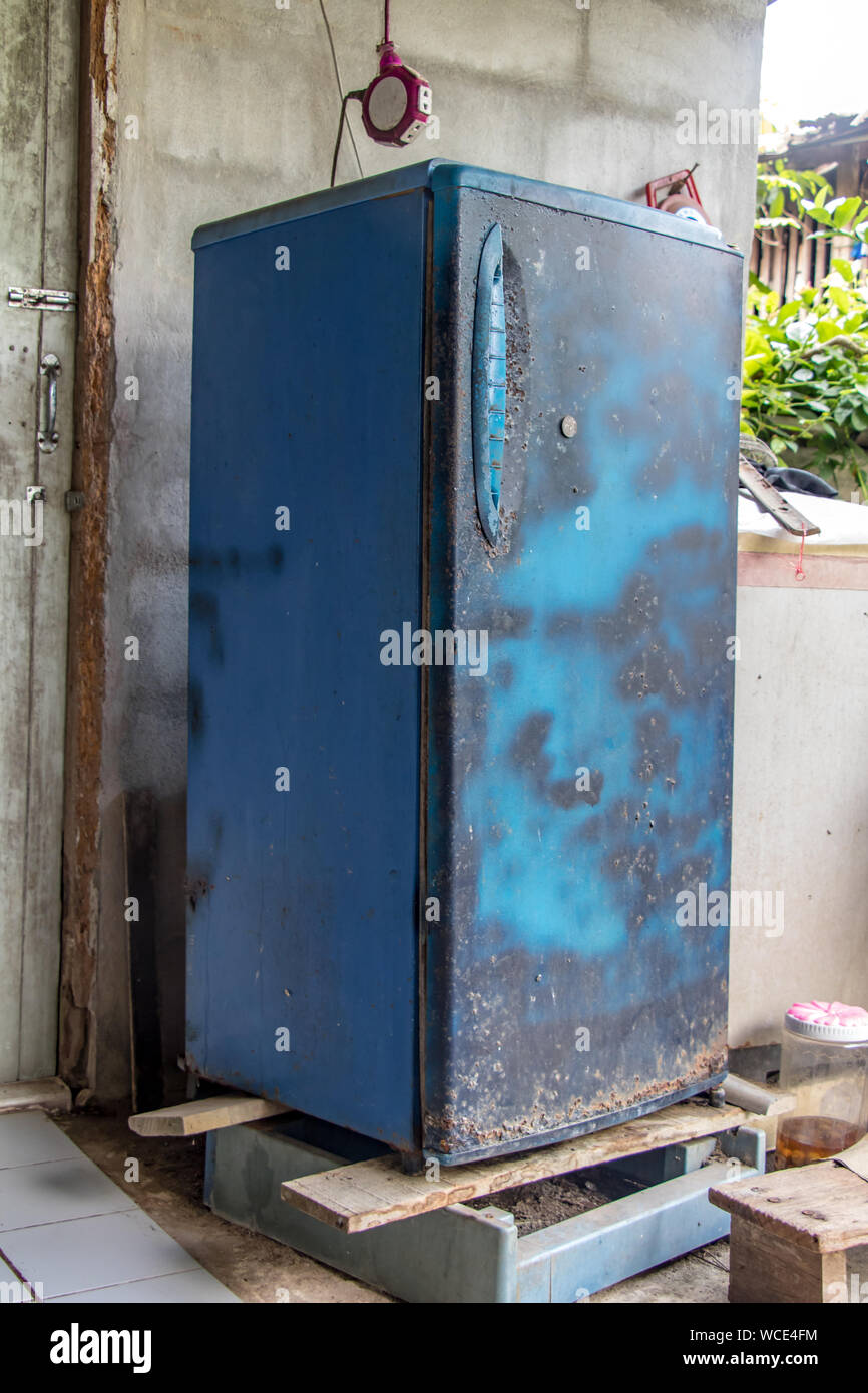 Dirty fridge hi-res stock photography and images - Alamy