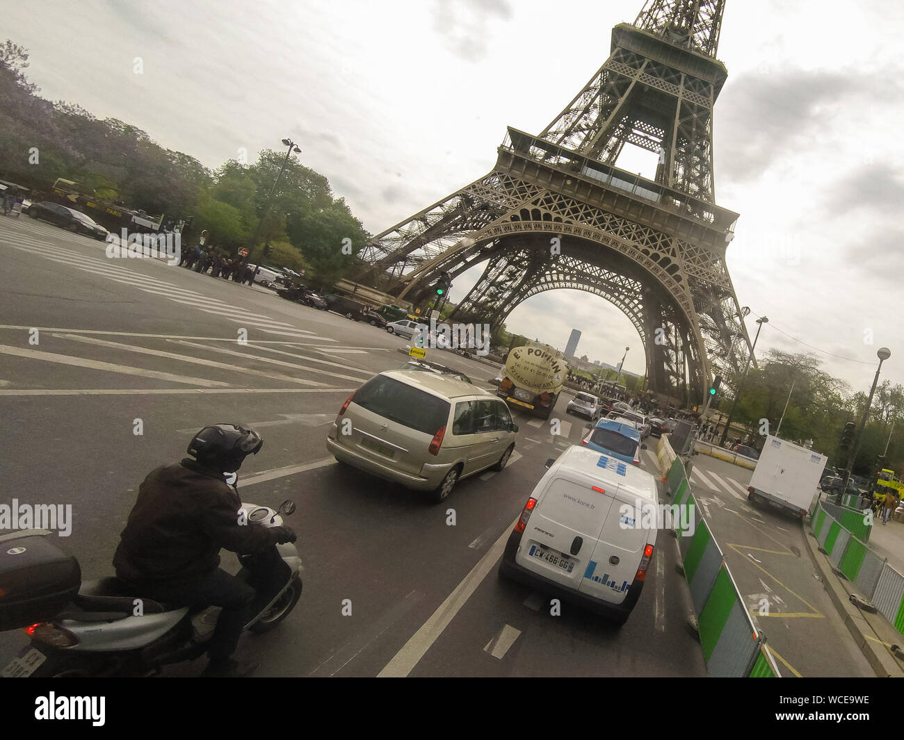 Traffic on the streets of Paris Stock Photo - Alamy