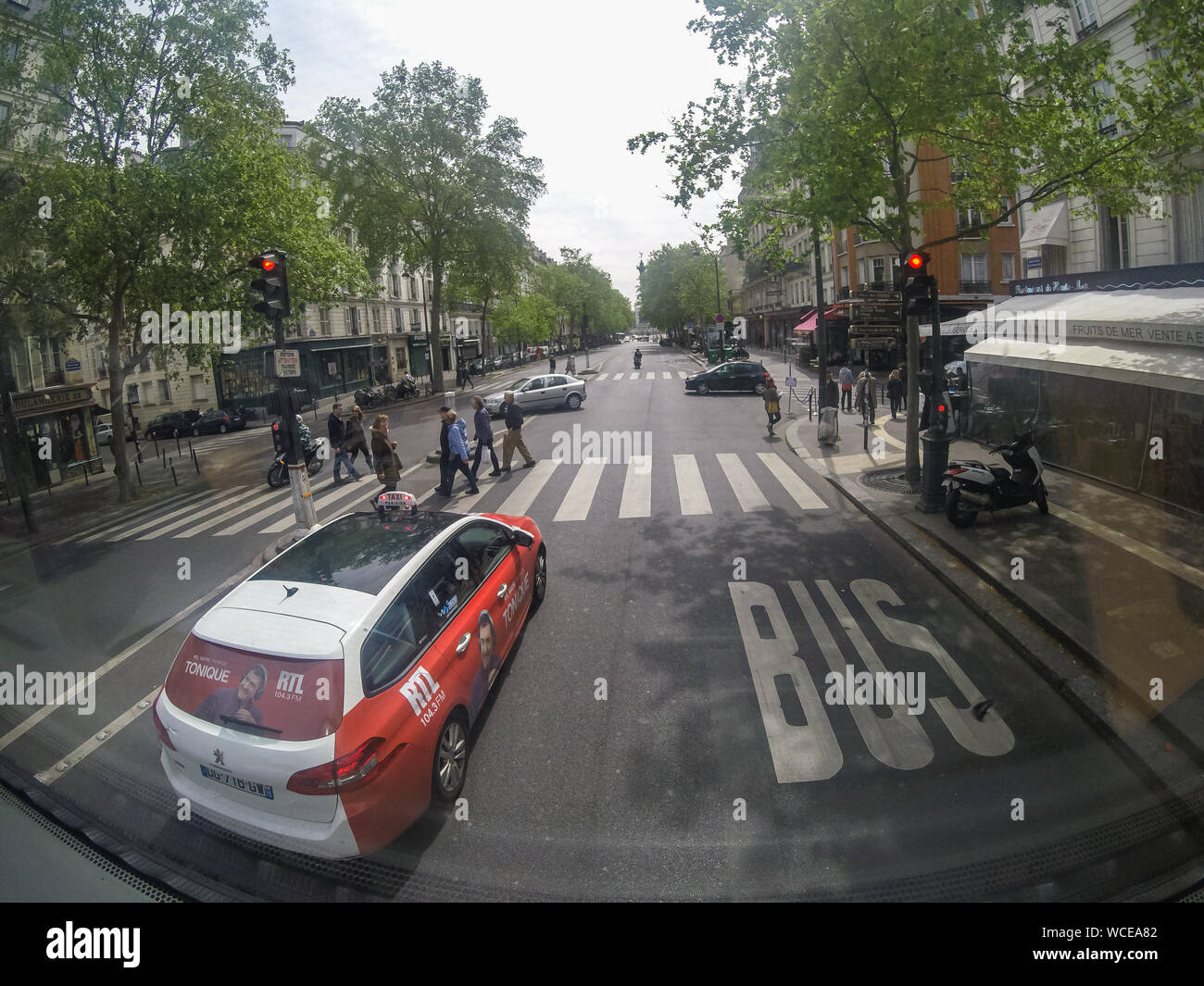 Streets of Paris with pedestrians and traffic Stock Photo - Alamy