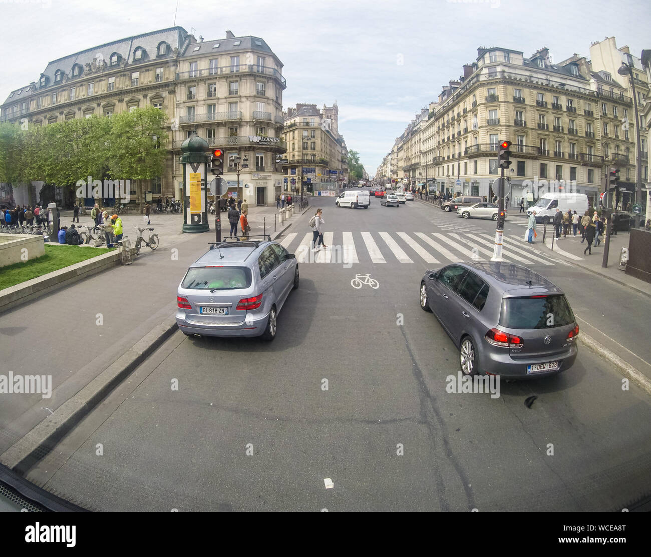Streets of Paris with pedestrians and traffic Stock Photo - Alamy