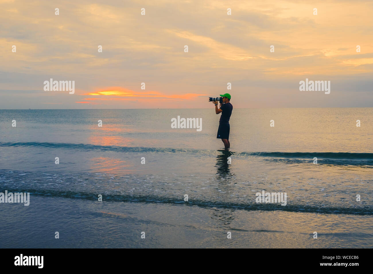 Side view dslr camera lens hi-res stock photography and images - Alamy
