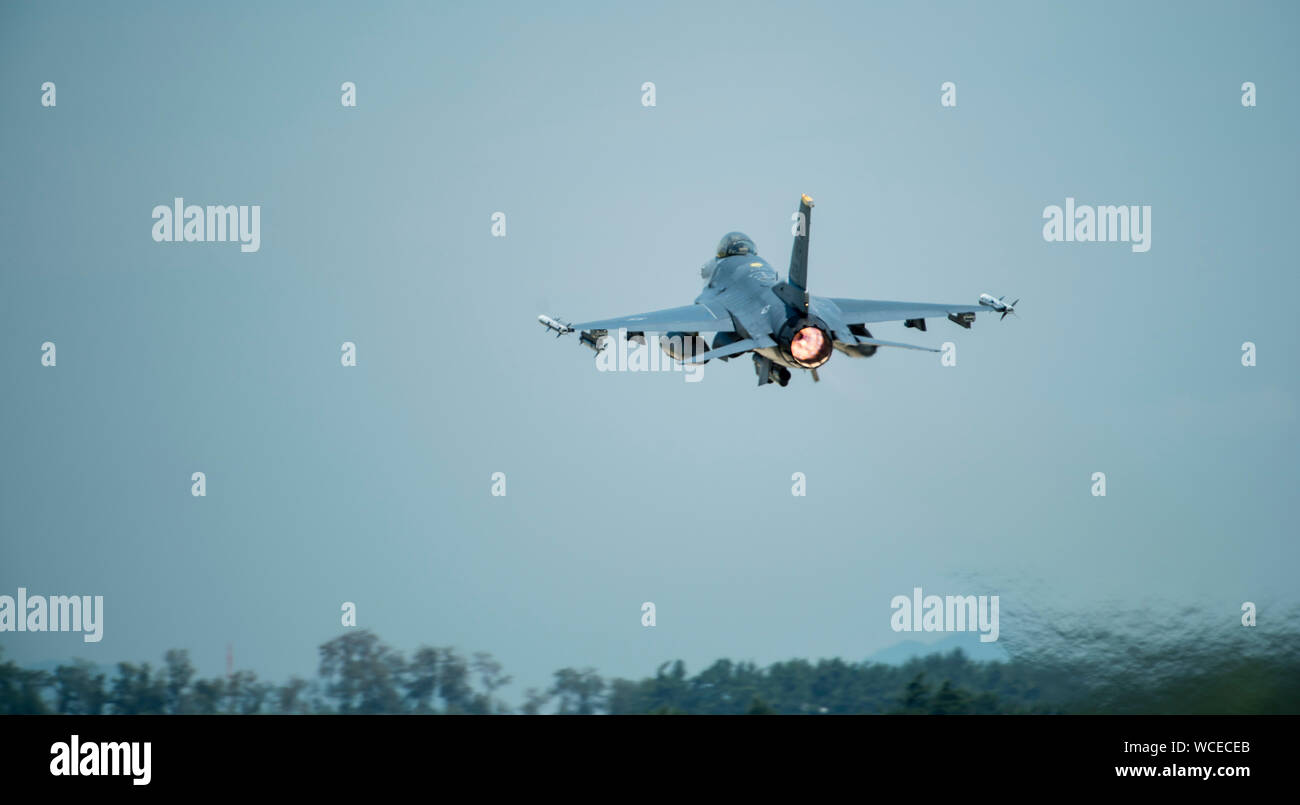 A U.S. Air Force F-16 Fighting Falcon from the 80th Fighter Squadron ...