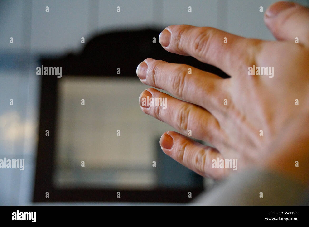 Hand against window hi-res stock photography and images - Alamy