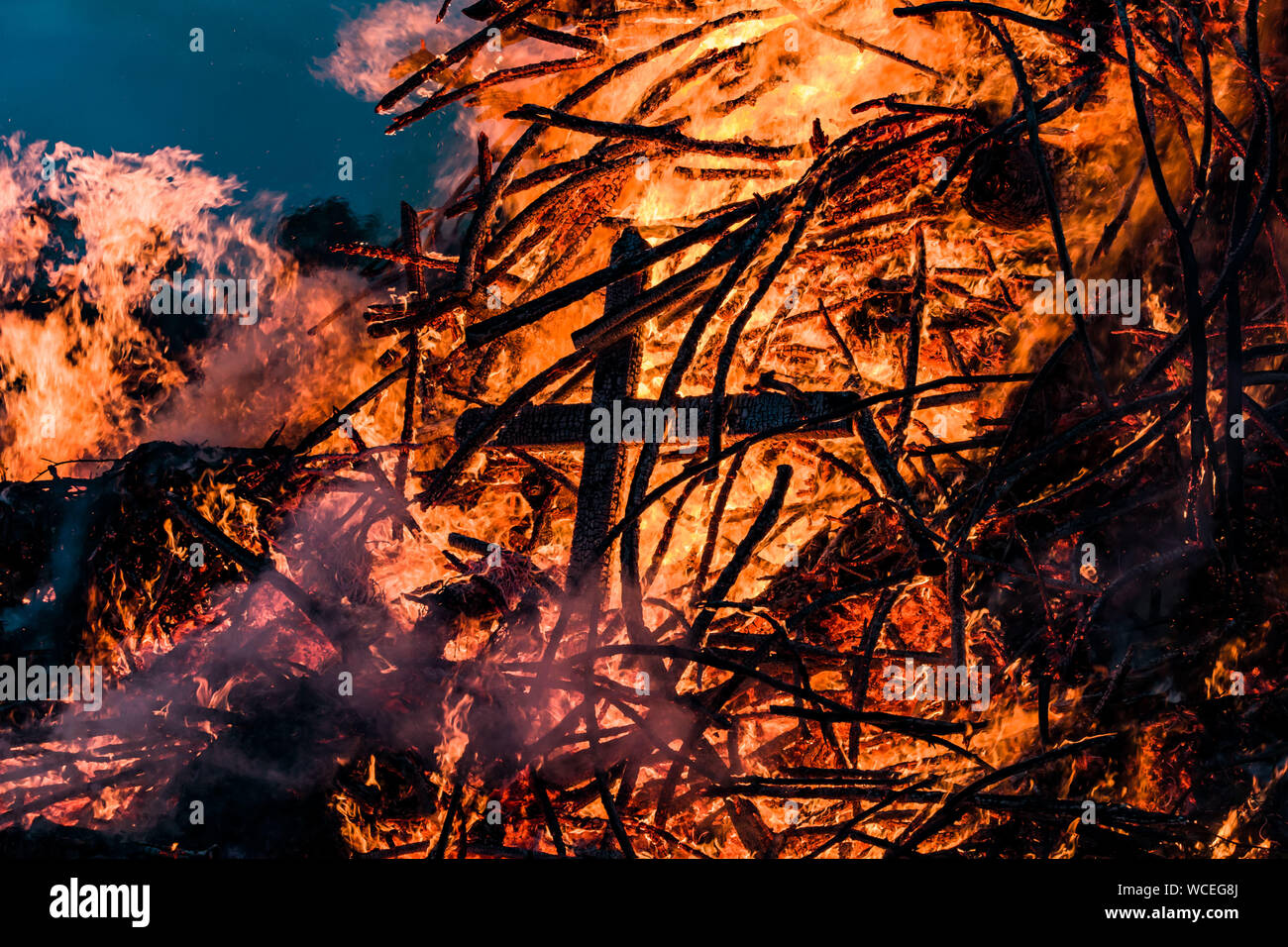 Burning tree trees hi-res stock photography and images - Alamy