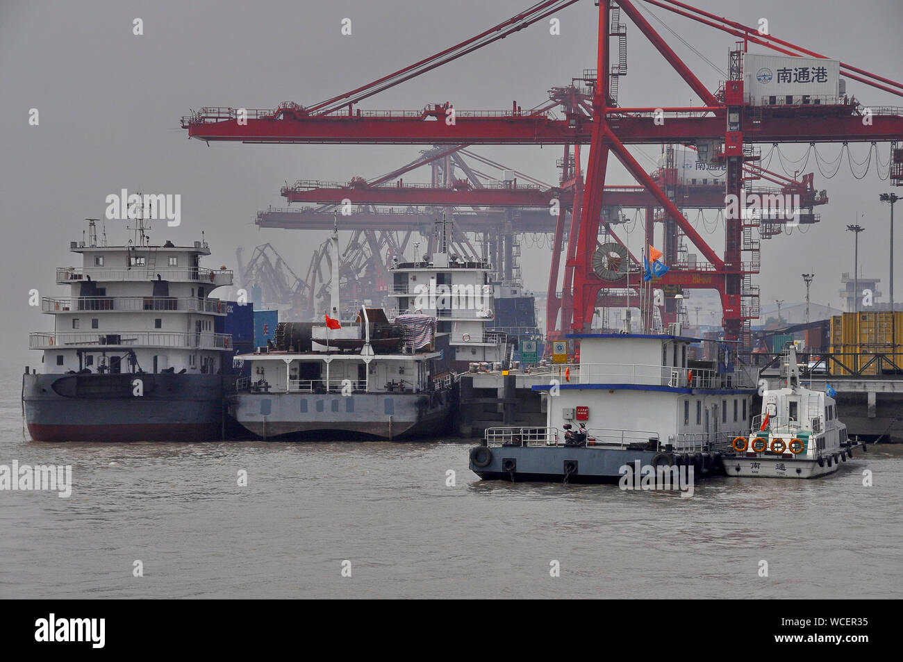 Containerisation port hi-res stock photography and images - Alamy