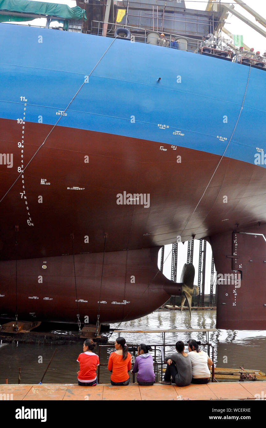 Shipbuilding on the yangtze river hi-res stock photography and images ...