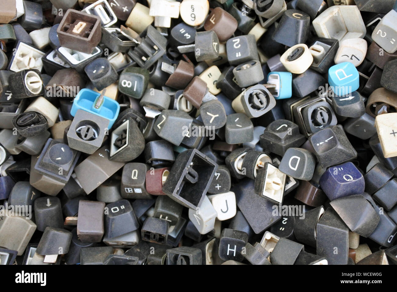 Pile of old keyboard keys hi-res stock photography and images - Alamy