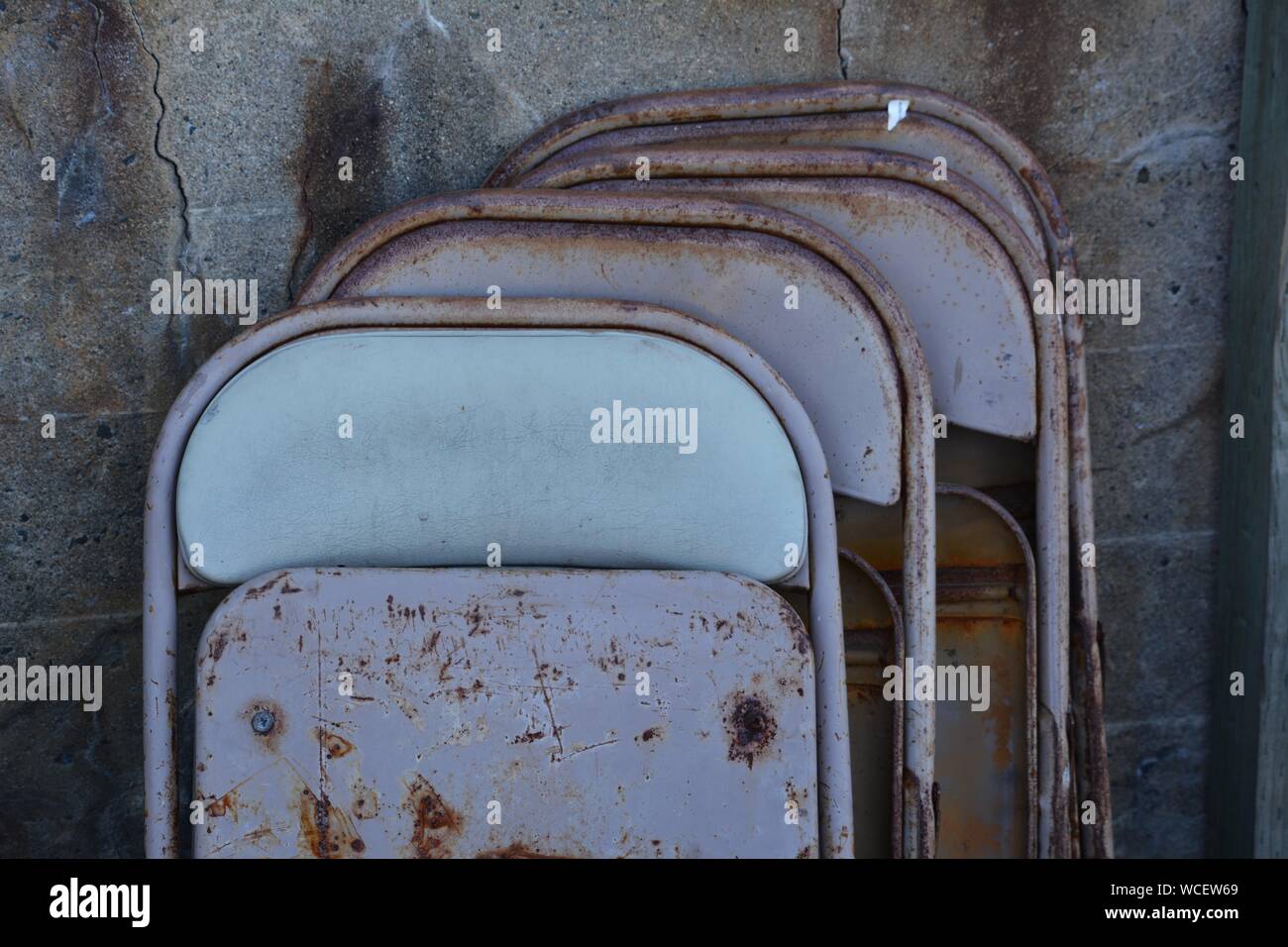 Metal folding chairs hi-res stock photography and images - Alamy