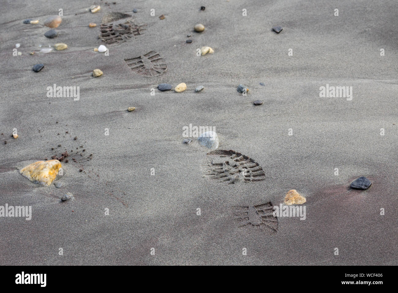 Shoe print in sand hi-res stock photography and images - Alamy