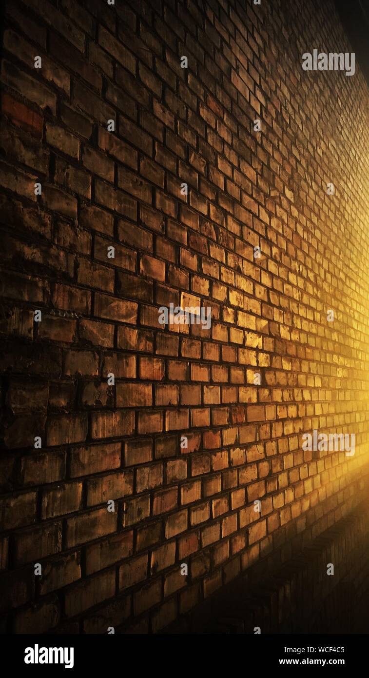 Gold brick wall hi-res stock photography and images - Alamy