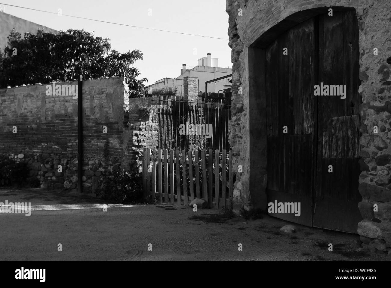Closed run down building hi-res stock photography and images - Alamy
