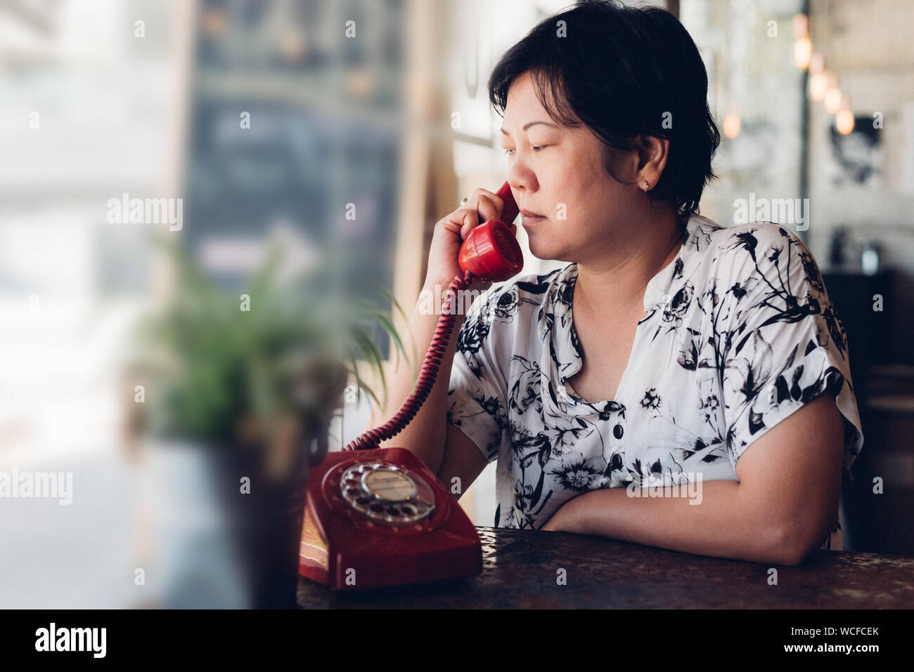 Woman telephone talking sitting hi-res stock photography and images - Alamy