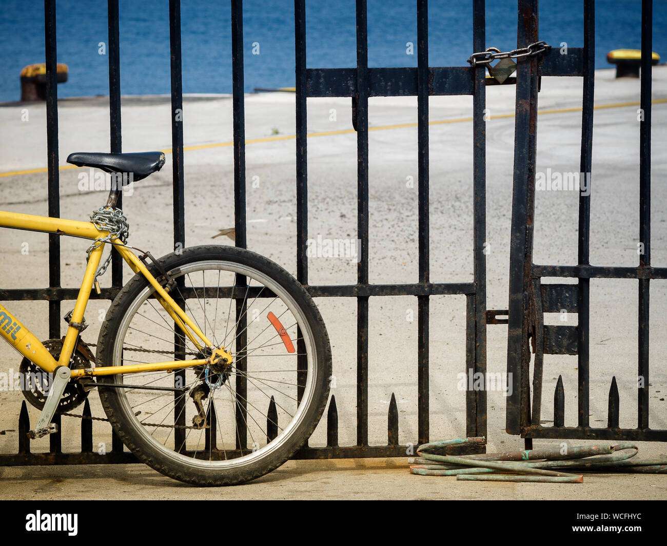 Parked at gate hi-res stock photography and images - Alamy