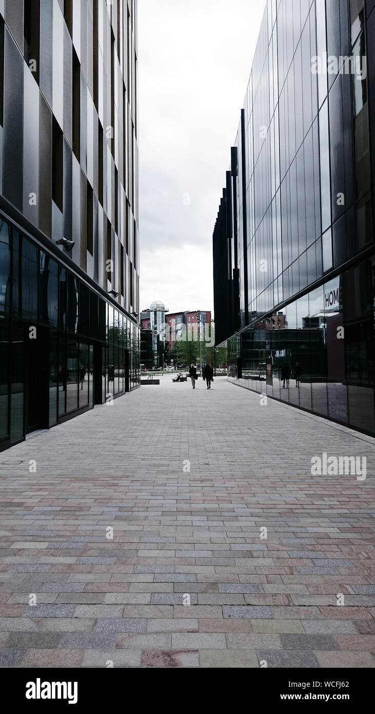 Modern office people walking hi-res stock photography and images - Alamy