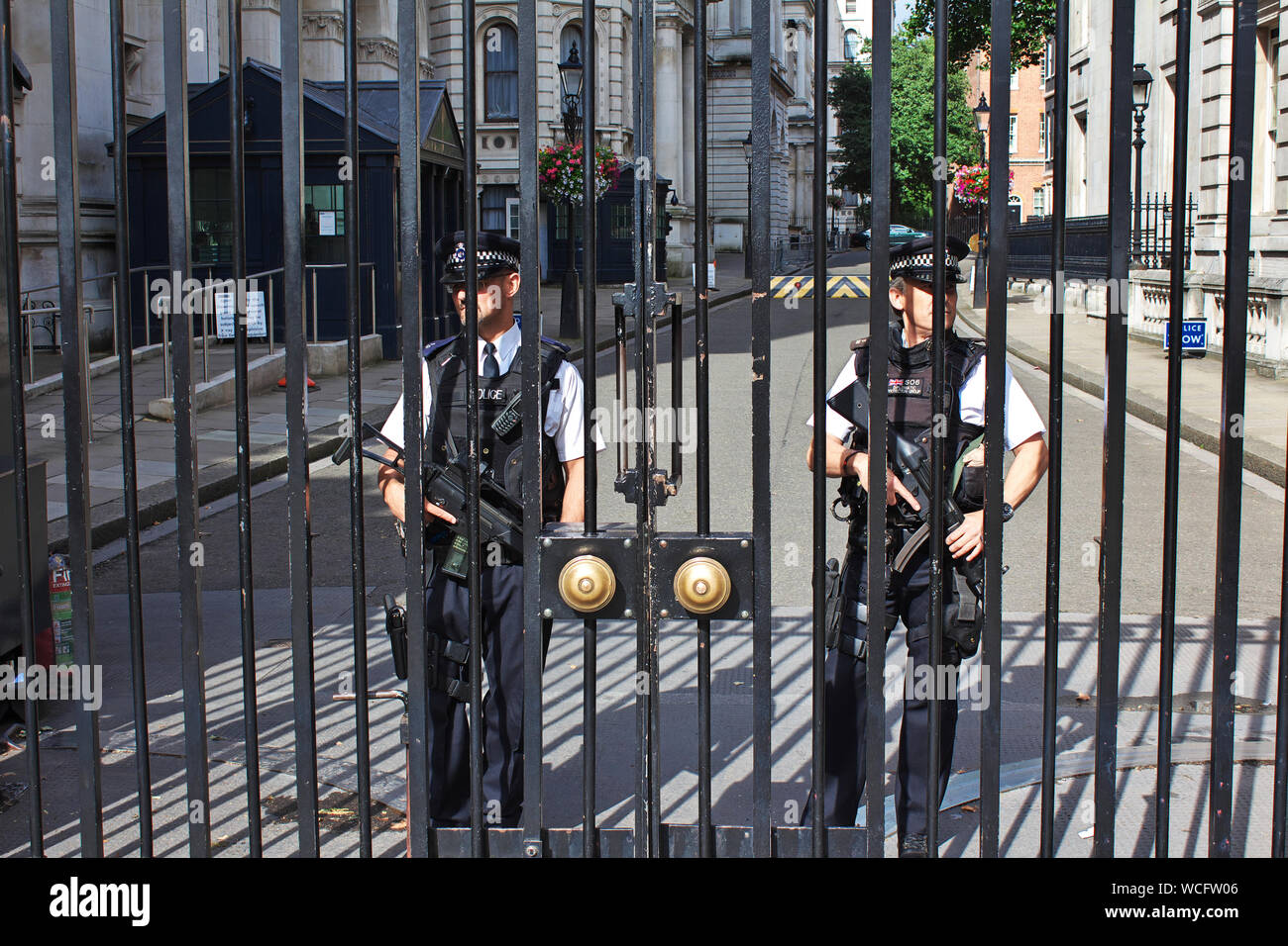 England london tower london guardsman hi-res stock photography and ...