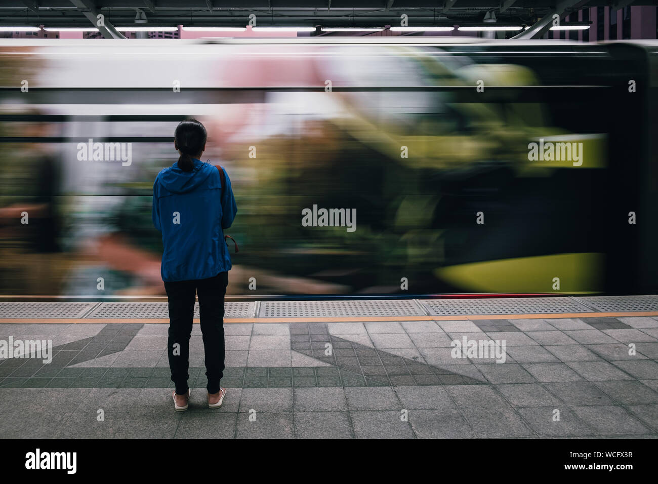 Mid day train platform hi-res stock photography and images - Alamy