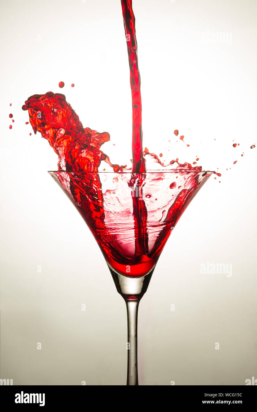 Cocktail martini pouring hi-res stock photography and images - Alamy