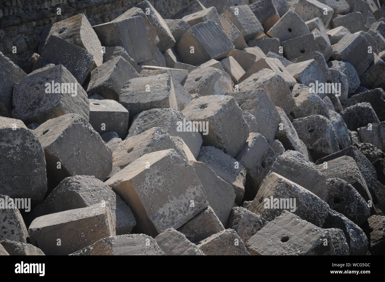Concrete cube hi-res stock photography and images - Alamy