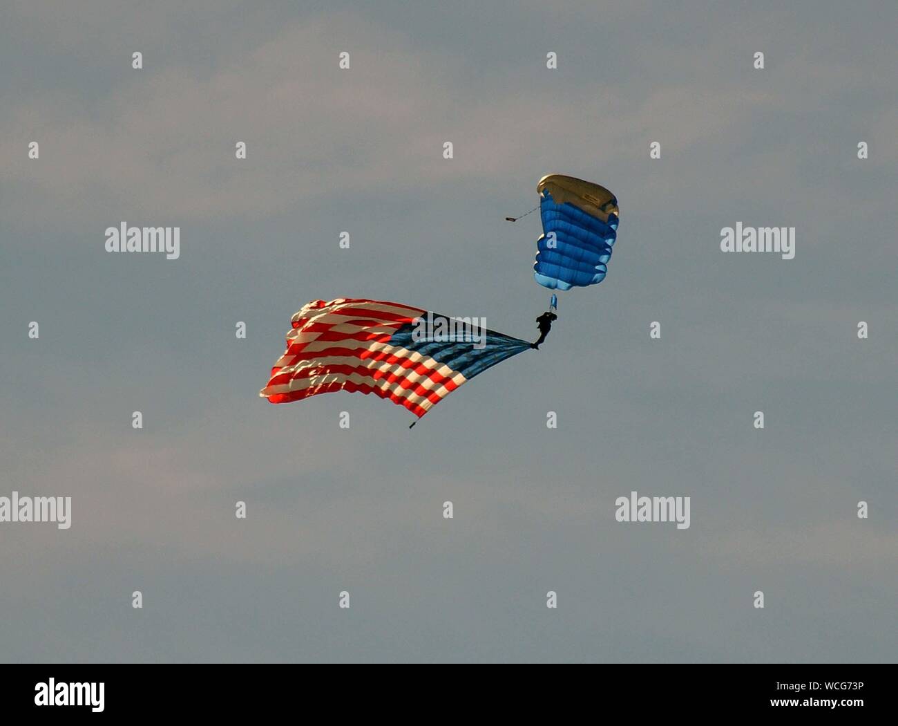 Flying an american flag hi-res stock photography and images - Alamy