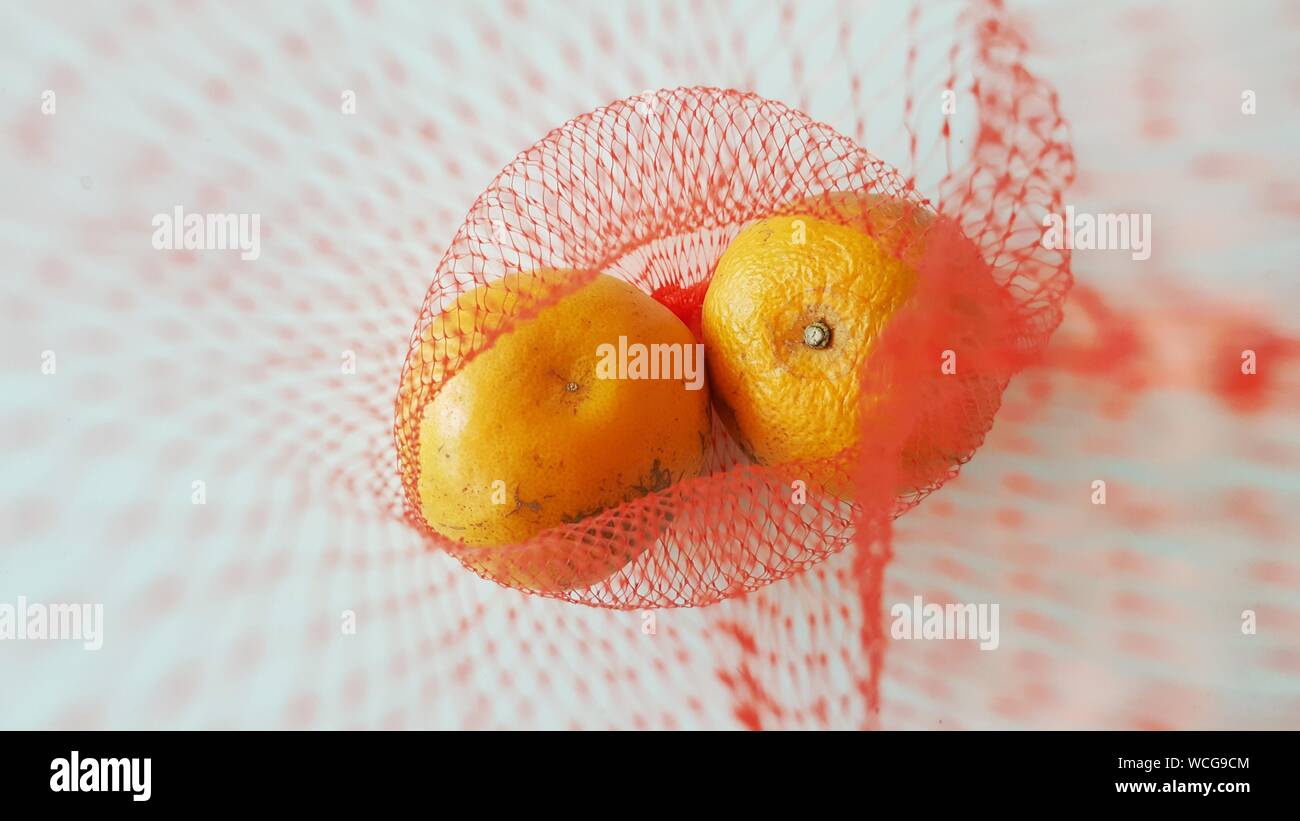 Oranges in netting hi-res stock photography and images - Alamy