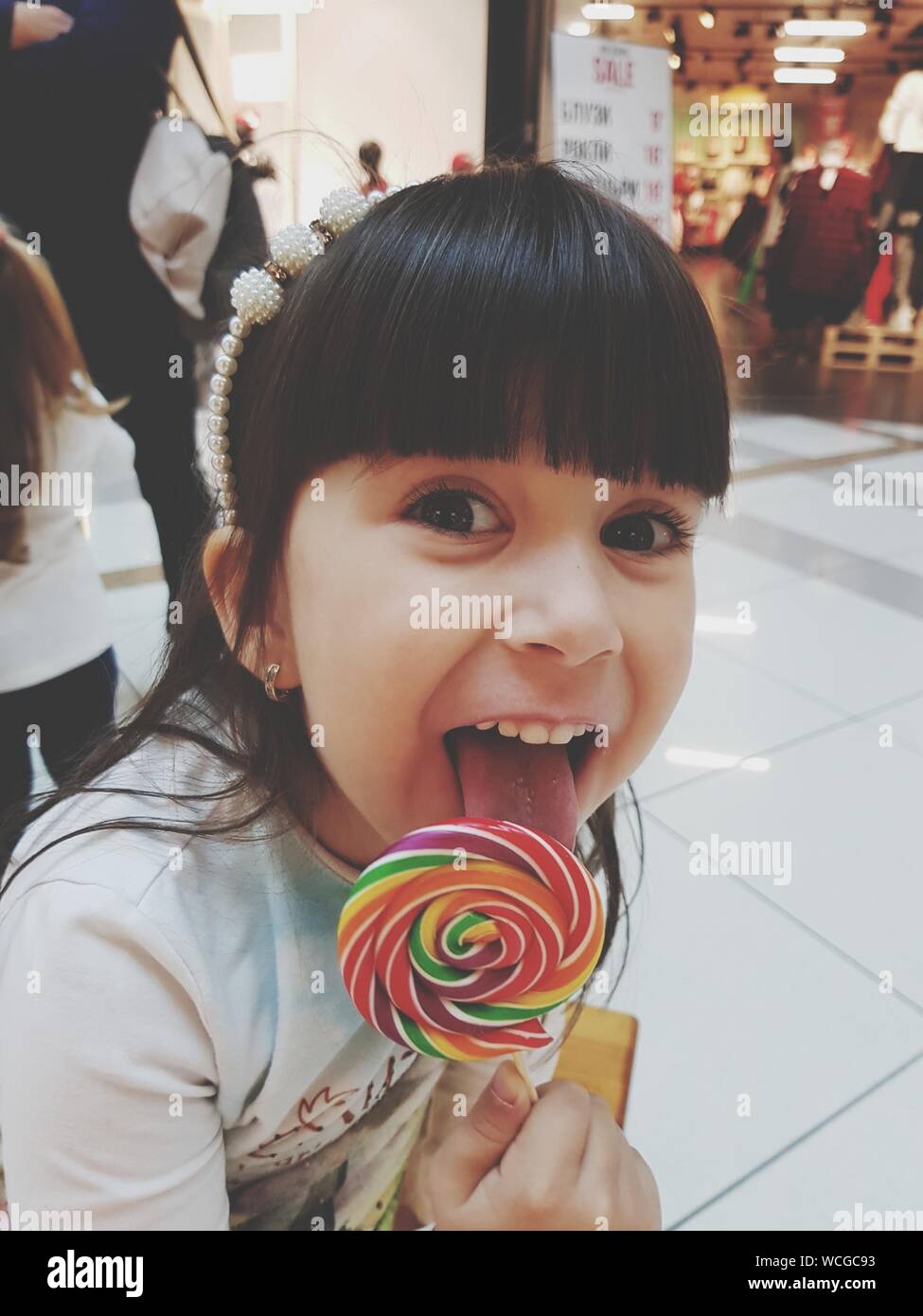 Girl eating candy hi-res stock photography and images - Alamy