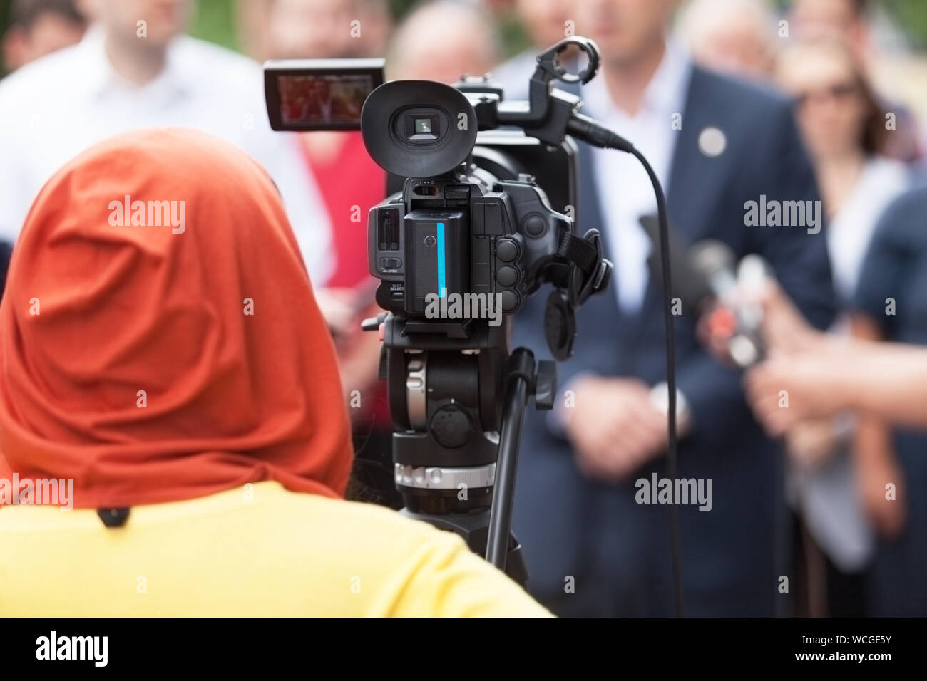 Female journalist interviewing hi-res stock photography and images - Alamy