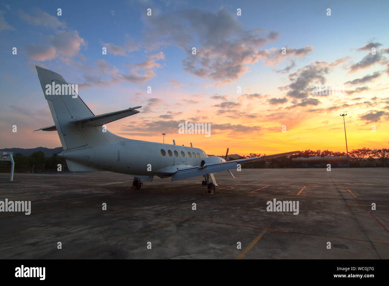 Airport sunset hi-res stock photography and images - Alamy