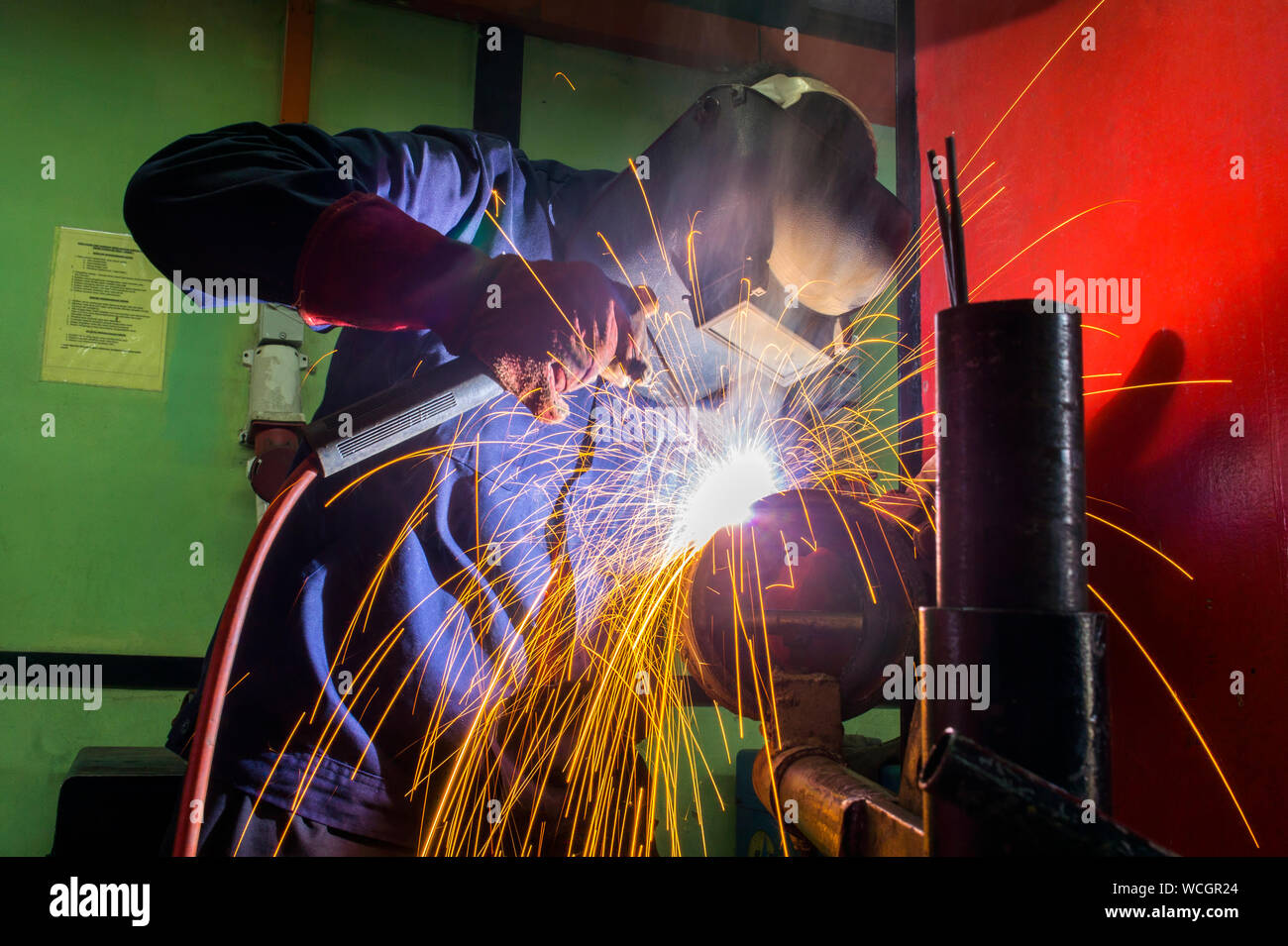Work auto shop hi-res stock photography and images - Alamy